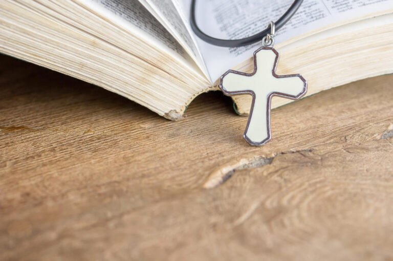 Catholic vs. Methodist | Full Comparison (What's The Difference?)